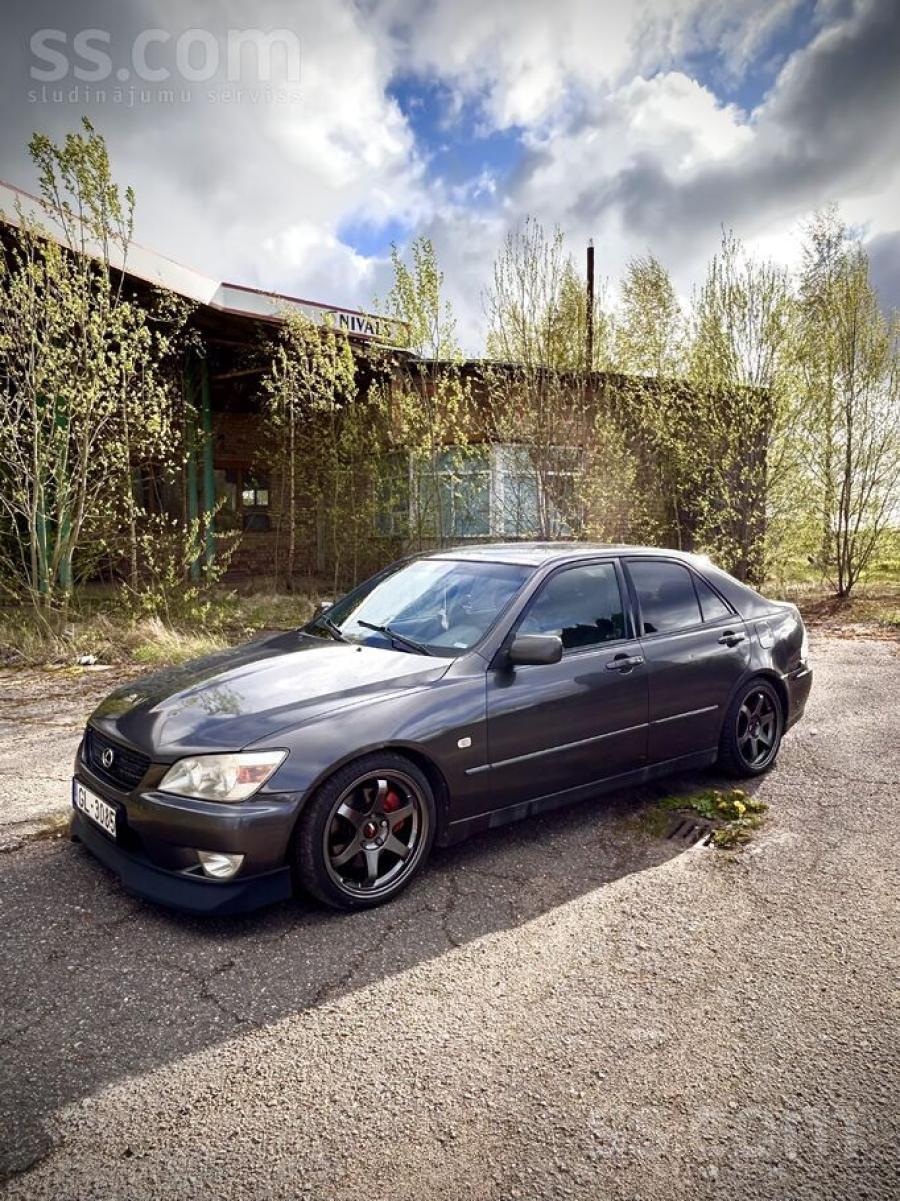 Black Lexus IS 2002 in Riga, with an engine capacity of 2.00 L and mileage of 353 thousand km for 2500 €, photo 1 on AUTOMOTO.COM.LV