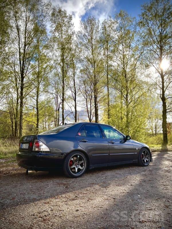 Black Lexus IS 2002 in Riga, with an engine capacity of 2.00 L and mileage of 353 thousand km for 2500 €, photo 2 on AUTOMOTO.COM.LV