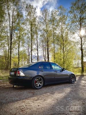Black Lexus IS 2002 in Riga, with an engine capacity of 2.00 L and mileage of 353 thousand km for 2500 €, photo 3 on AUTOMOTO.COM.LV