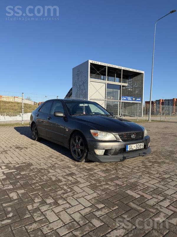 Black Lexus IS 2002 in Riga, with an engine capacity of 2.00 L and mileage of 353 thousand km for 2500 €, photo 5 on AUTOMOTO.COM.LV