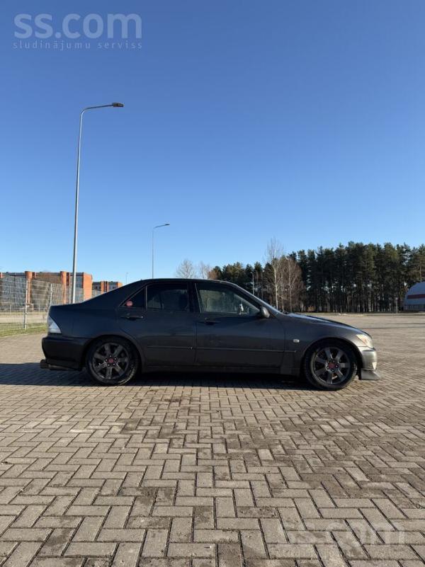 Black Lexus IS 2002 in Riga, with an engine capacity of 2.00 L and mileage of 353 thousand km for 2500 €, photo 6 on AUTOMOTO.COM.LV