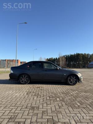 Black Lexus IS 2002 in Riga, with an engine capacity of 2.00 L and mileage of 353 thousand km for 2500 €, photo 7 on AUTOMOTO.COM.LV