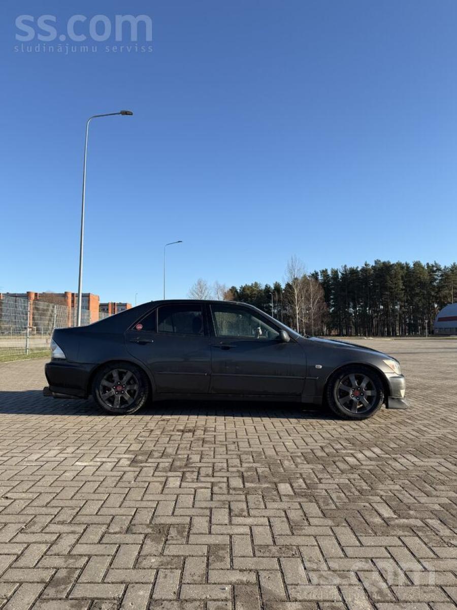 Black Lexus IS 2002 in Riga, with an engine capacity of 2.00 L and mileage of 353 thousand km for 2500 €, photo 7 on AUTOMOTO.COM.LV