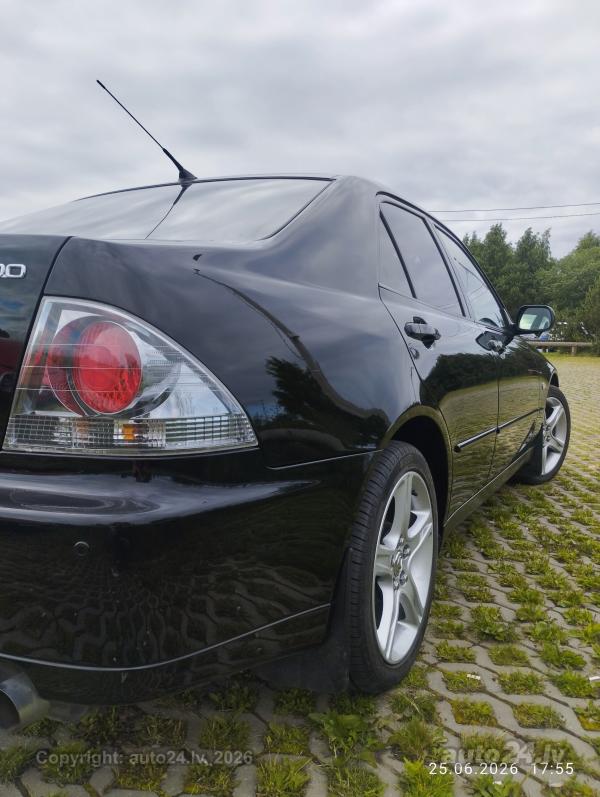 Melns Lexus IS 2005 Tallina, ar dzinēja tilpumu 2.00 L un nobraukumu 133 tūkst. km par 10000 €, foto 4 vietnē AUTOMOTO.COM.LV