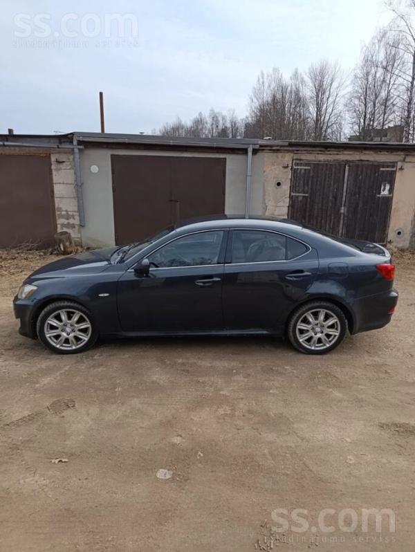 Black Lexus IS 2006 in Riga, with an engine capacity of 2.20 L and mileage of 245 thousand km for 3000 €, photo 4 on AUTOMOTO.COM.LV