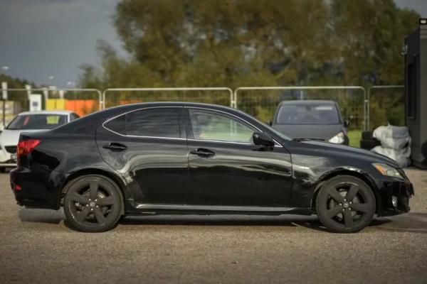 Black Lexus IS 2006 in Liepaja, with an engine capacity of 2.20 L and mileage of 321 thousand km for 4400 €, photo 6 on AUTOMOTO.COM.LV