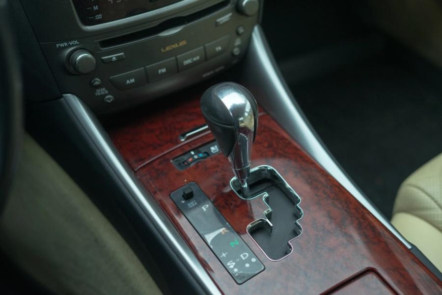 Melns Lexus IS 2007 Rīga, ar dzinēja tilpumu 2.50 L un nobraukumu 207 tūkst. km par 4200 €, foto 36 vietnē AUTOMOTO.COM.LV