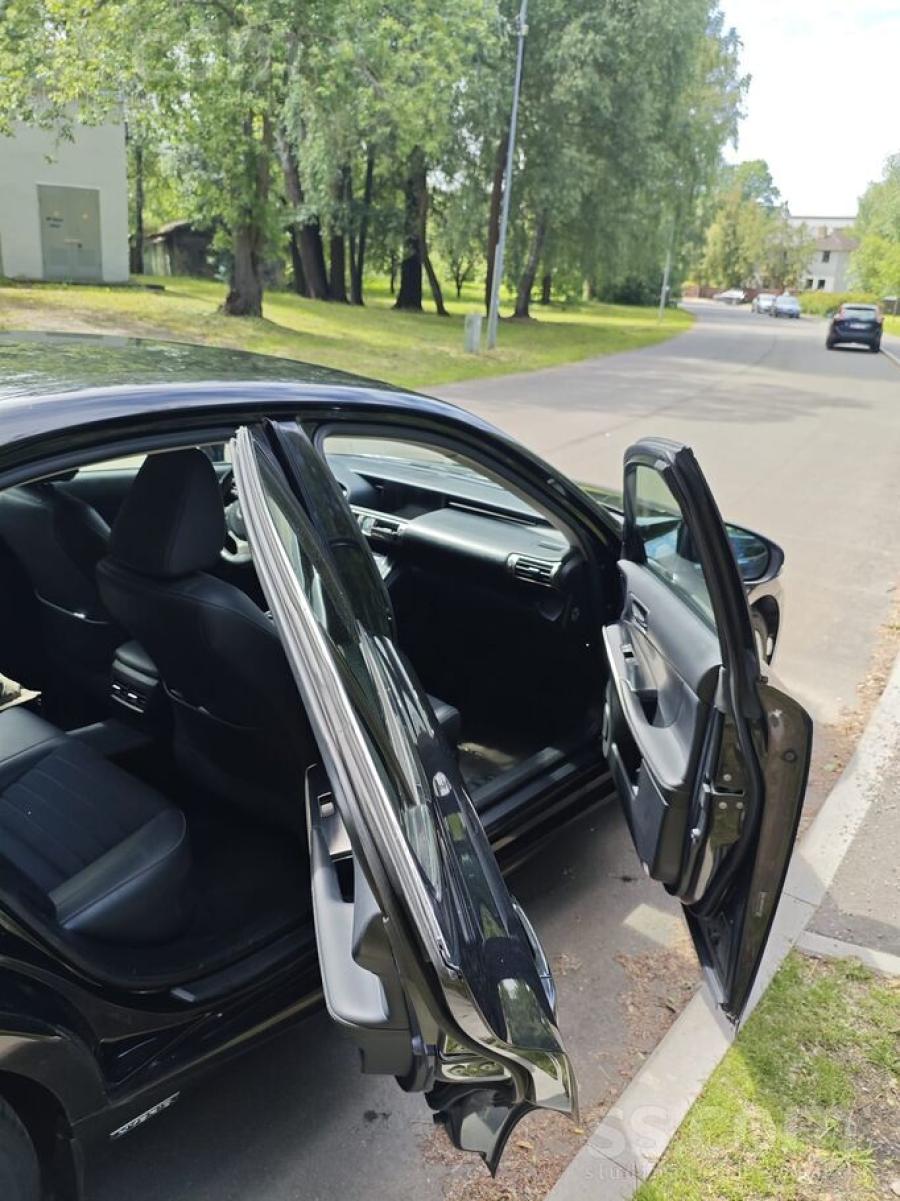 Black Lexus IS 2013 in Riga, with an engine capacity of 2.50 L and mileage of 191 thousand km for 13000 €, photo 8 on AUTOMOTO.COM.LV