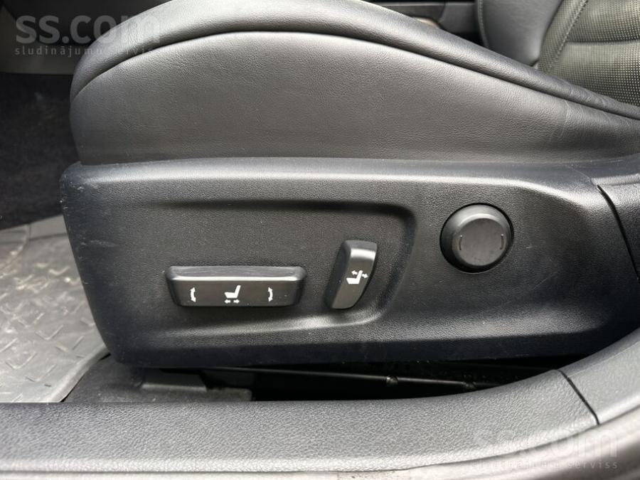 Black Lexus IS 2014 in Riga, with an engine capacity of 2.50 L and mileage of 231 thousand km for 12000 €, photo 13 on AUTOMOTO.COM.LV