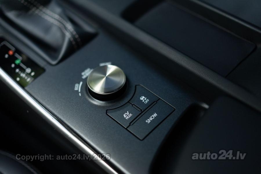 Black Lexus IS 2017 in Tallinn, with an engine capacity of 2.50 L and mileage of 174 thousand km for 17900 €, photo 13 on AUTOMOTO.COM.LV