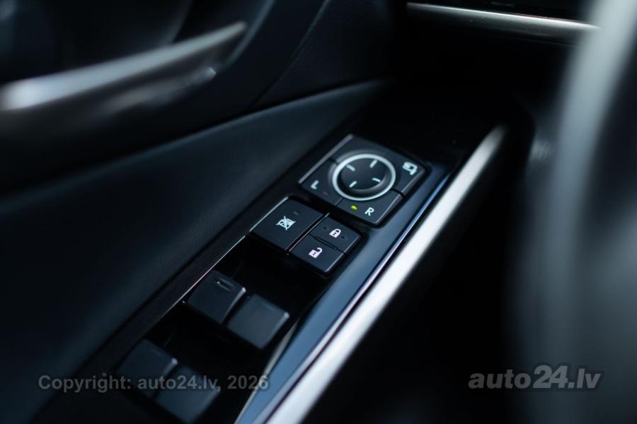 Black Lexus IS 2017 in Tallinn, with an engine capacity of 2.50 L and mileage of 174 thousand km for 17900 €, photo 17 on AUTOMOTO.COM.LV