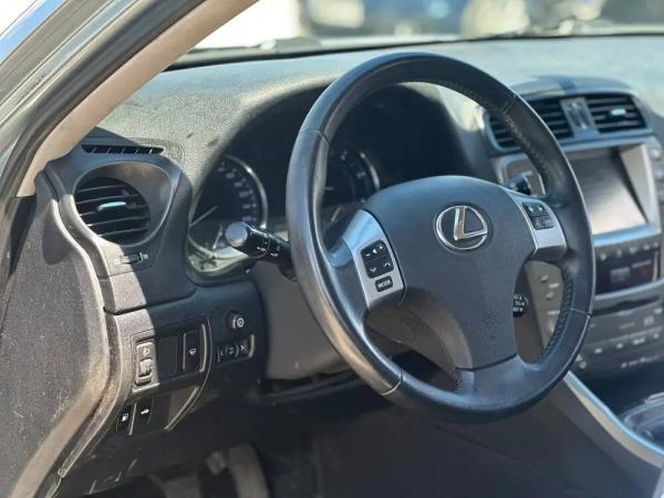 Blue Lexus IS 2007 in Jelgava, with an engine capacity of 2.20 L and mileage of 225 thousand km for 2300 €, photo 8 on AUTOMOTO.COM.LV