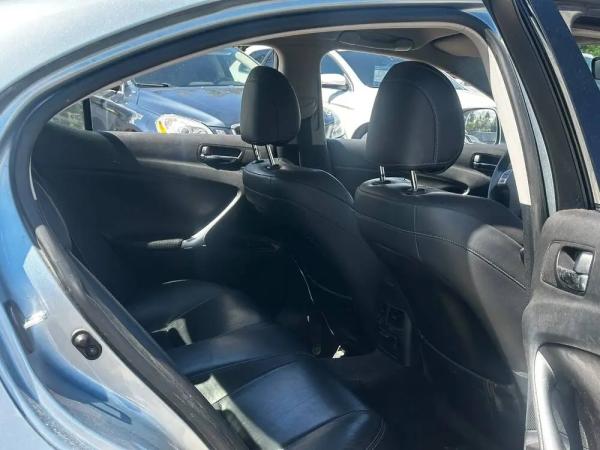 Blue Lexus IS 2007 in Jelgava, with an engine capacity of 2.20 L and mileage of 225 thousand km for 2300 €, photo 10 on AUTOMOTO.COM.LV
