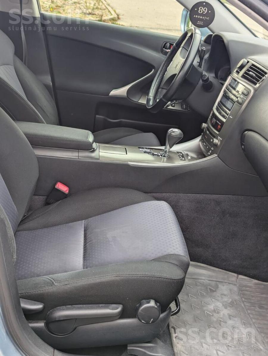 Blue Lexus IS 2007 in Daugavpils, with an engine capacity of 2.50 L and mileage of 169 thousand km for 3900 €, photo 8 on AUTOMOTO.COM.LV