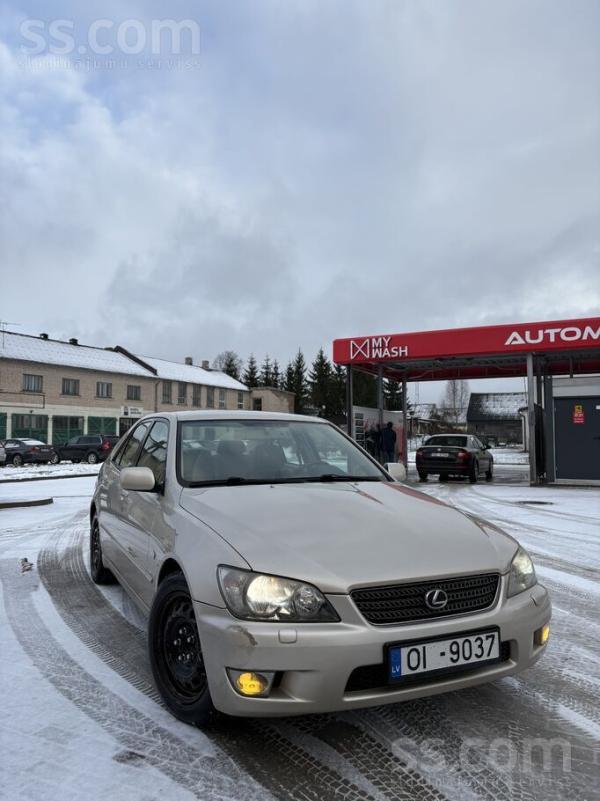 Brown Lexus IS 2005 in Daugavpils, with an engine capacity of 2.00 L and mileage of 165 thousand km for 2700 €, photo 1 on AUTOMOTO.COM.LV