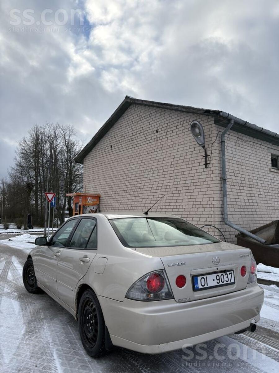 Brown Lexus IS 2005 in Daugavpils, with an engine capacity of 2.00 L and mileage of 165 thousand km for 2700 €, photo 3 on AUTOMOTO.COM.LV