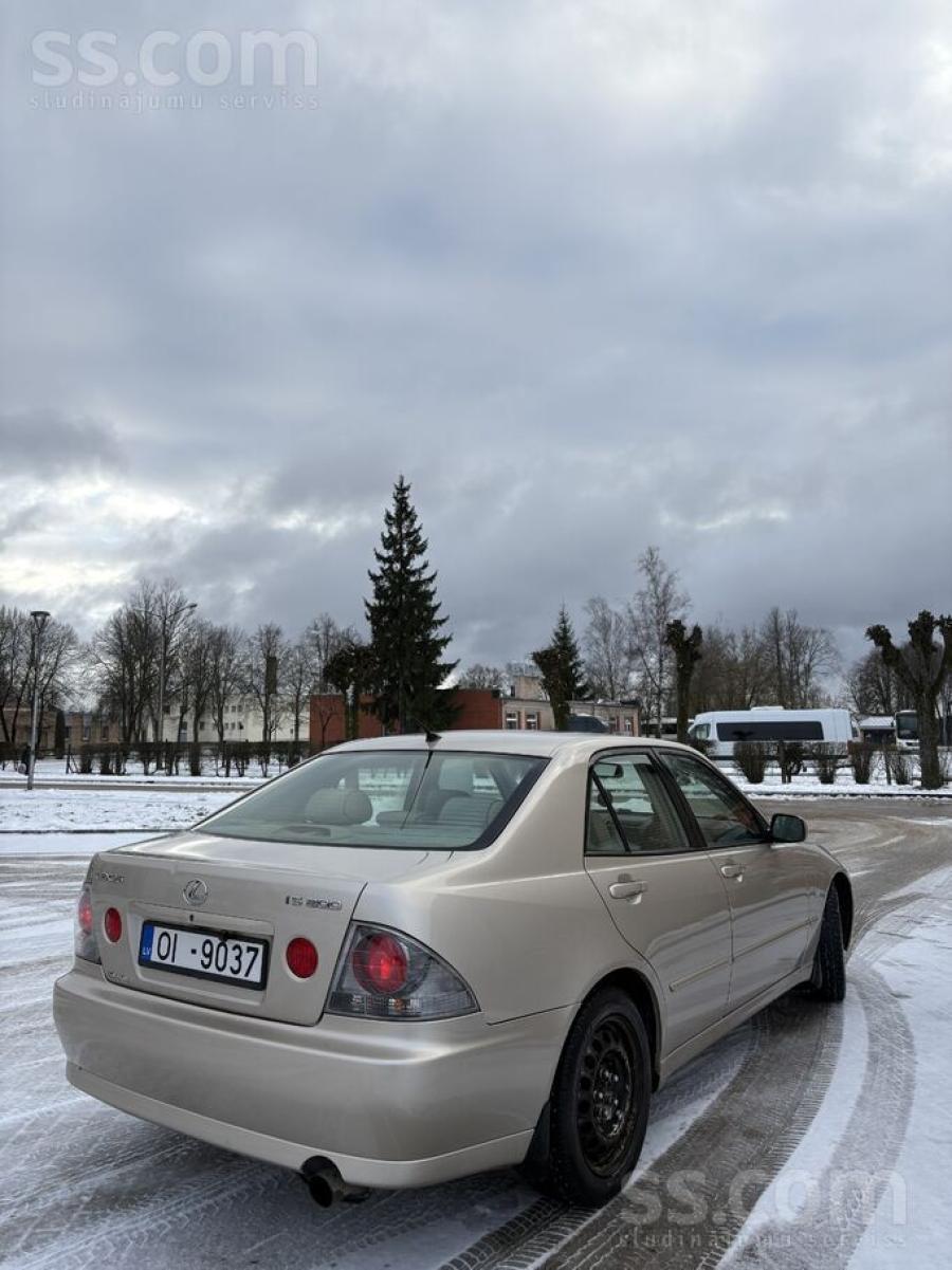 Brown Lexus IS 2005 in Daugavpils, with an engine capacity of 2.00 L and mileage of 165 thousand km for 2700 €, photo 4 on AUTOMOTO.COM.LV