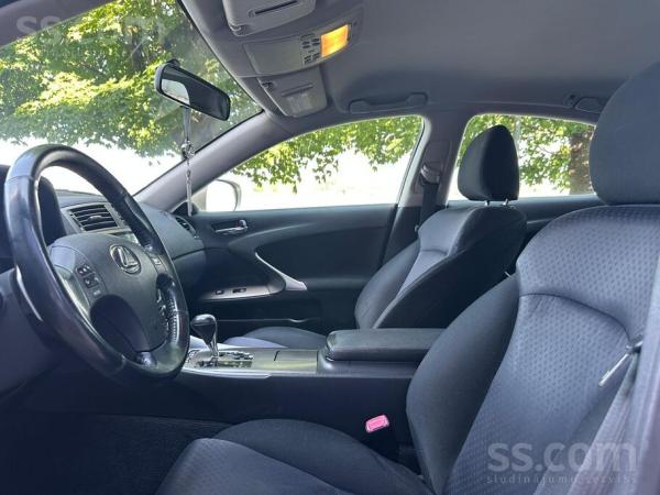Brown Lexus IS 2006 in Riga, with an engine capacity of 2.50 L and mileage of 205 thousand km for 2700 €, photo 4 on AUTOMOTO.COM.LV