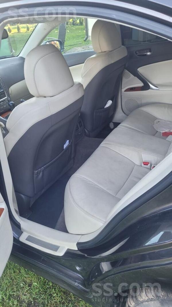Brown Lexus IS 2008 in Balvi, with an engine capacity of 2.20 L and mileage of 239 thousand km for 4200 €, photo 7 on AUTOMOTO.COM.LV