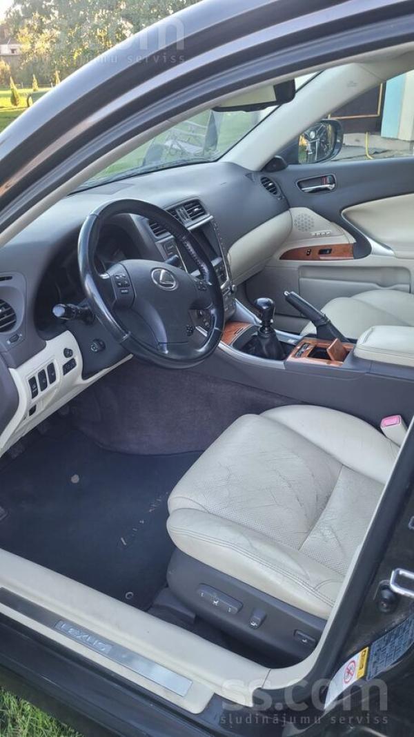 Brown Lexus IS 2008 in Balvi, with an engine capacity of 2.20 L and mileage of 239 thousand km for 4200 €, photo 10 on AUTOMOTO.COM.LV