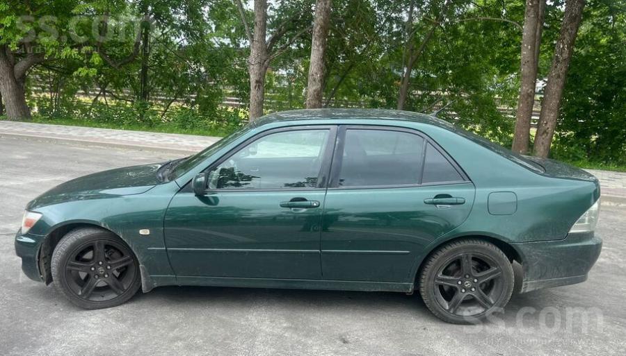 Green Lexus IS 2000 in Cesis, with an engine capacity of 2.00 L and mileage of 316 thousand km for 1950 €, photo 6 on AUTOMOTO.COM.LV