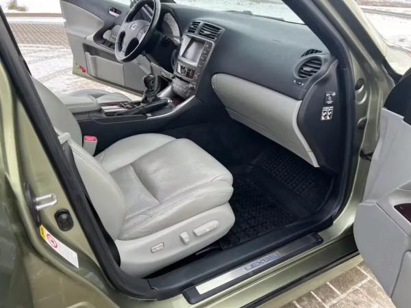 Green Lexus IS 2006 in Jekabpils, with an engine capacity of 2.20 L and mileage of 237 thousand km for 4200 €, photo 10 on AUTOMOTO.COM.LV
