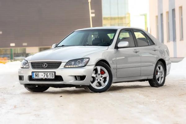 Grey Lexus IS 2001 in Jelgava, with an engine capacity of 2.00 L and mileage of 280 thousand km for 1900 €, photo 1 on AUTOMOTO.COM.LV