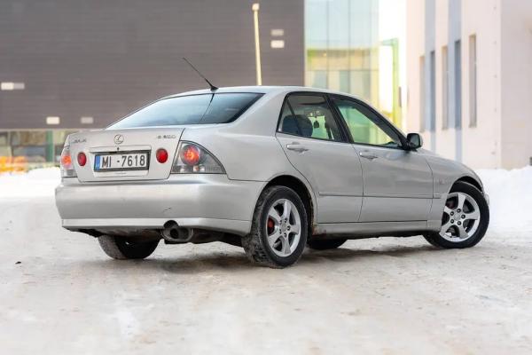 Grey Lexus IS 2001 in Jelgava, with an engine capacity of 2.00 L and mileage of 280 thousand km for 1900 €, photo 5 on AUTOMOTO.COM.LV