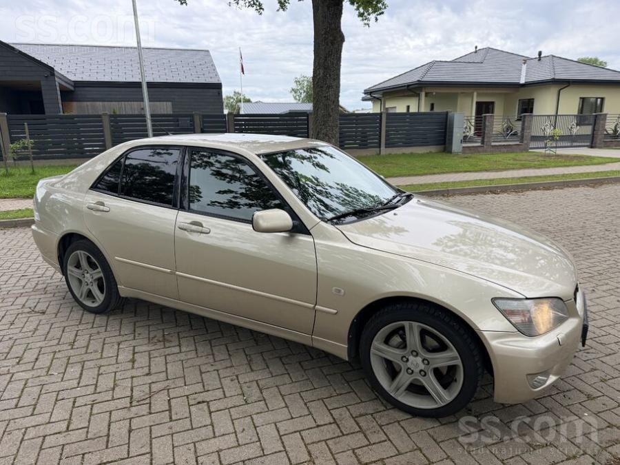 Grey Lexus IS 2003 in Valmiera, with an engine capacity of 2.00 L and mileage of 199 thousand km for 3690 €, photo 4 on AUTOMOTO.COM.LV