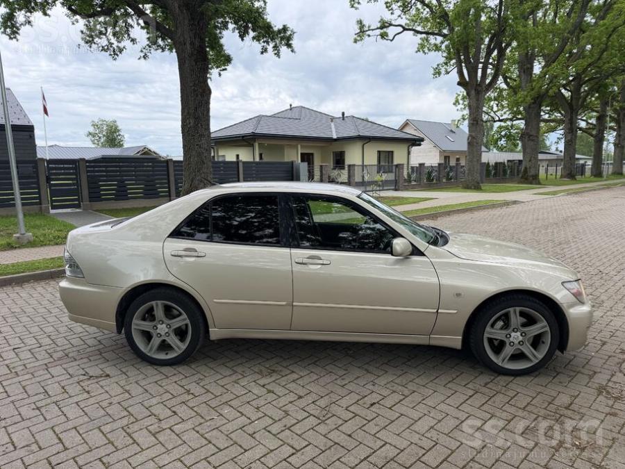Grey Lexus IS 2003 in Valmiera, with an engine capacity of 2.00 L and mileage of 199 thousand km for 3690 €, photo 5 on AUTOMOTO.COM.LV