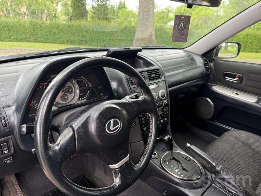 Grey Lexus IS 2003 in Valmiera, with an engine capacity of 2.00 L and mileage of 199 thousand km for 3690 €, photo 13 on AUTOMOTO.COM.LV