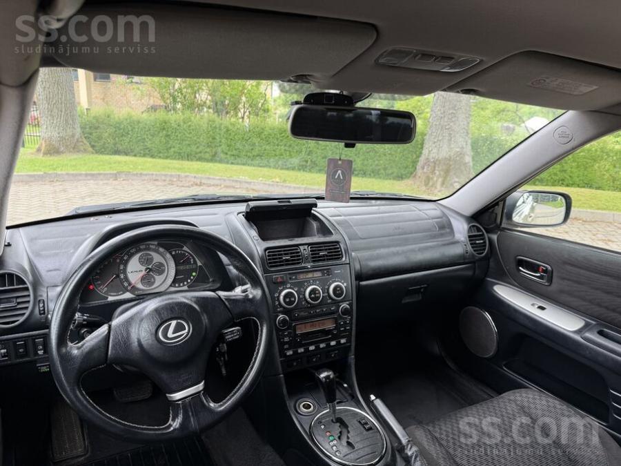 Grey Lexus IS 2003 in Valmiera, with an engine capacity of 2.00 L and mileage of 199 thousand km for 3690 €, photo 16 on AUTOMOTO.COM.LV