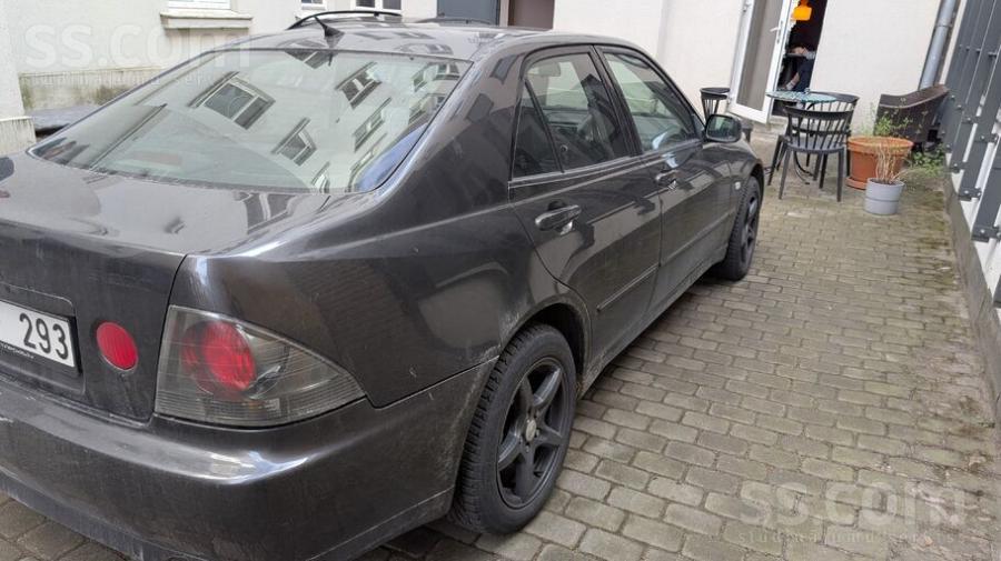 Grey Lexus IS 2005 in Riga, with an engine capacity of 2.00 L and mileage of 297 thousand km for 1350 €, photo 5 on AUTOMOTO.COM.LV