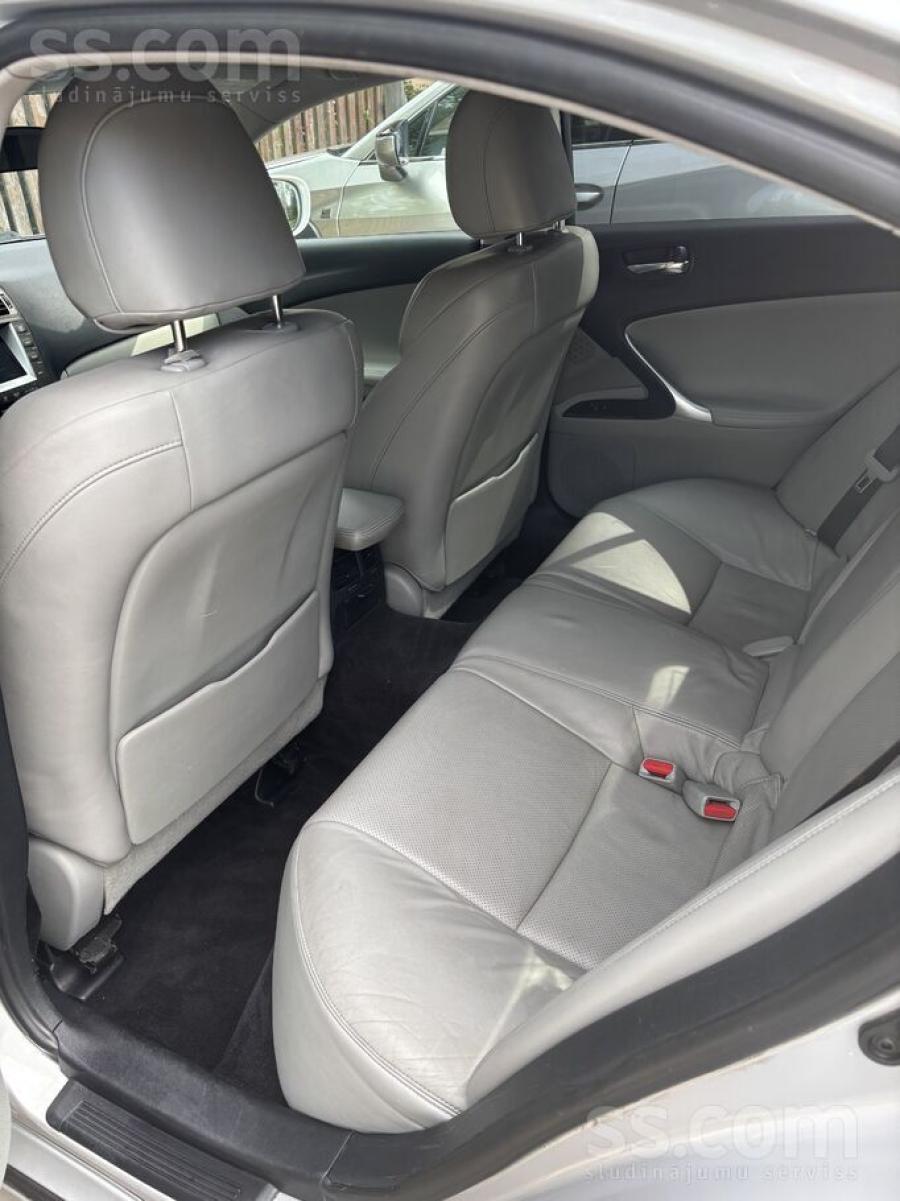Grey Lexus IS 2005 in Riga, with an engine capacity of 2.50 L and mileage of 239 thousand km for 4000 €, photo 5 on AUTOMOTO.COM.LV