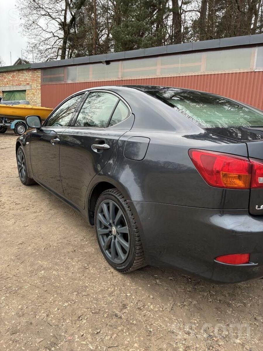Grey Lexus IS 2006 in Riga, with an engine capacity of 2.20 L and mileage of 356 thousand km for 3090 €, photo 8 on AUTOMOTO.COM.LV