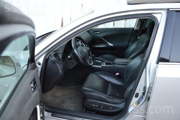 Grey Lexus IS 2006 in Tukums, with an engine capacity of 2.20 L and mileage of 327 thousand km for 2490 €, photo 5 on AUTOMOTO.COM.LV