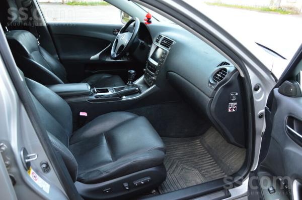 Grey Lexus IS 2006 in Tukums, with an engine capacity of 2.20 L and mileage of 327 thousand km for 2490 €, photo 7 on AUTOMOTO.COM.LV