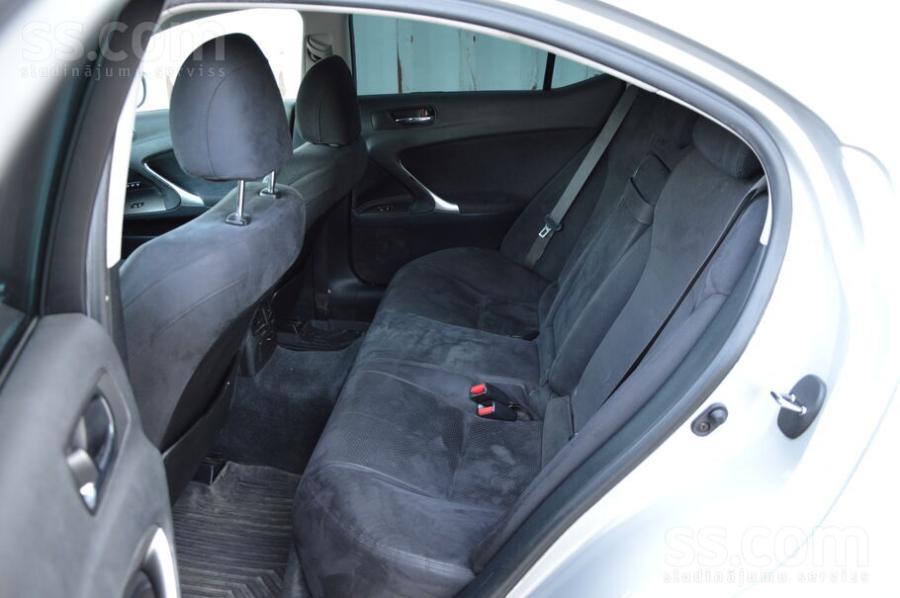 Grey Lexus IS 2006 in Tukums, with an engine capacity of 2.20 L and mileage of 327 thousand km for 2490 €, photo 10 on AUTOMOTO.COM.LV