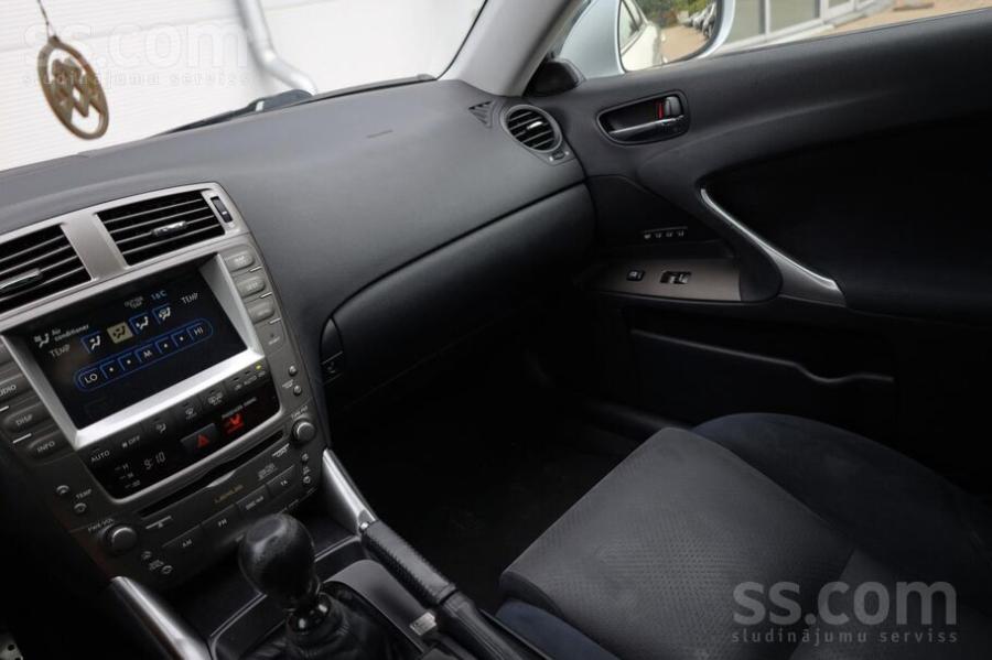 Grey Lexus IS 2007 in Riga, with an engine capacity of 2.20 L and mileage of 267 thousand km for 2995 €, photo 10 on AUTOMOTO.COM.LV