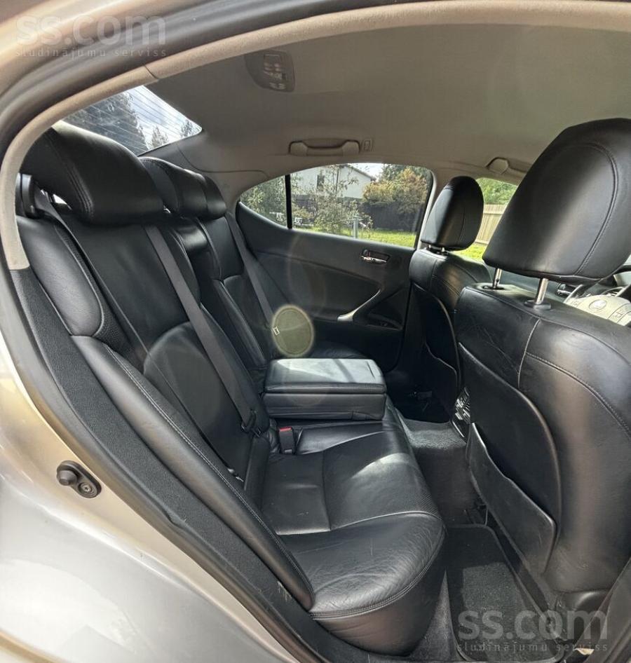 Grey Lexus IS 2007 in Riga, with an engine capacity of 2.20 L and mileage of 388 thousand km for 3300 €, photo 12 on AUTOMOTO.COM.LV