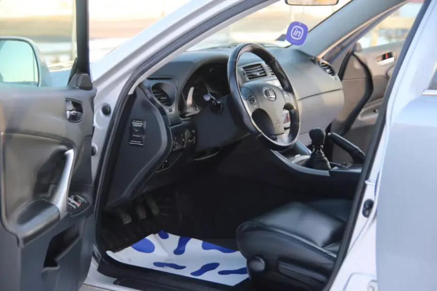Grey Lexus IS 2008 in Riga, with an engine capacity of 2.20 L and mileage of 245 thousand km for 3990 €, photo 6 on AUTOMOTO.COM.LV