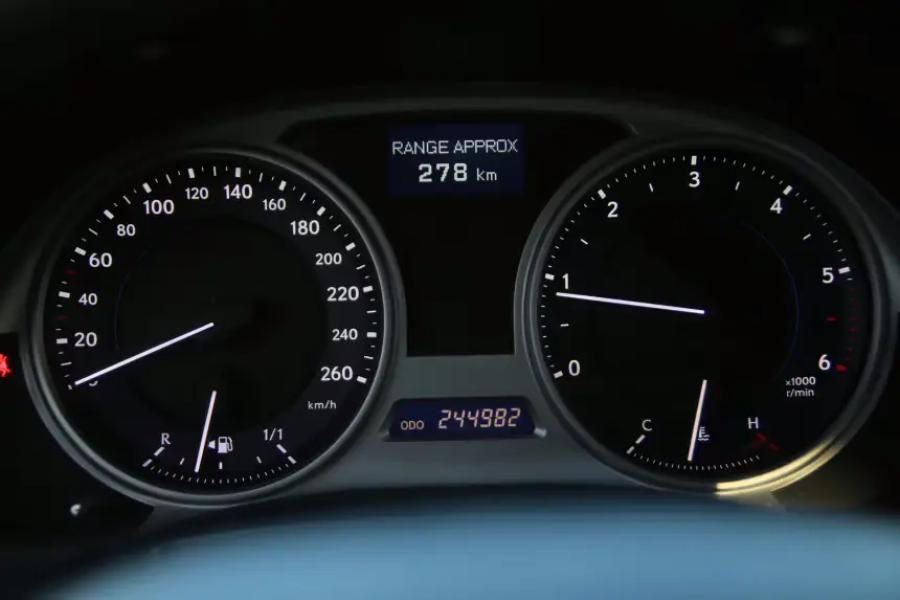 Grey Lexus IS 2008 in Riga, with an engine capacity of 2.20 L and mileage of 245 thousand km for 3990 €, photo 13 on AUTOMOTO.COM.LV