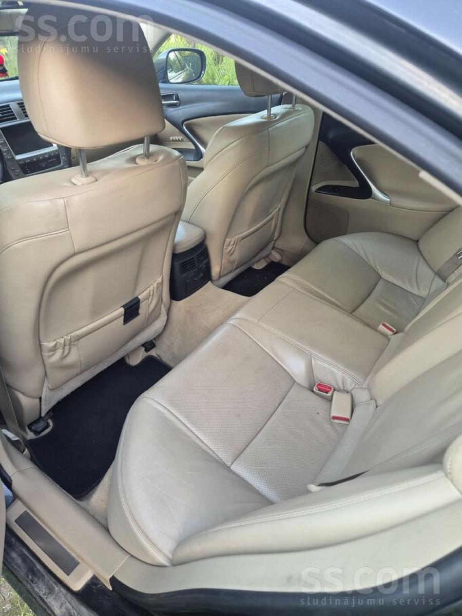 Grey Lexus IS 2009 in Riga, with an engine capacity of 2.20 L and mileage of 257 thousand km for 3900 €, photo 8 on AUTOMOTO.COM.LV