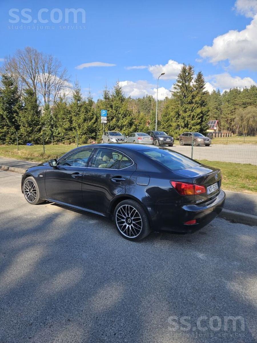 Grey Lexus IS 2009 in Riga, with an engine capacity of 2.20 L and mileage of 257 thousand km for 3900 €, photo 15 on AUTOMOTO.COM.LV