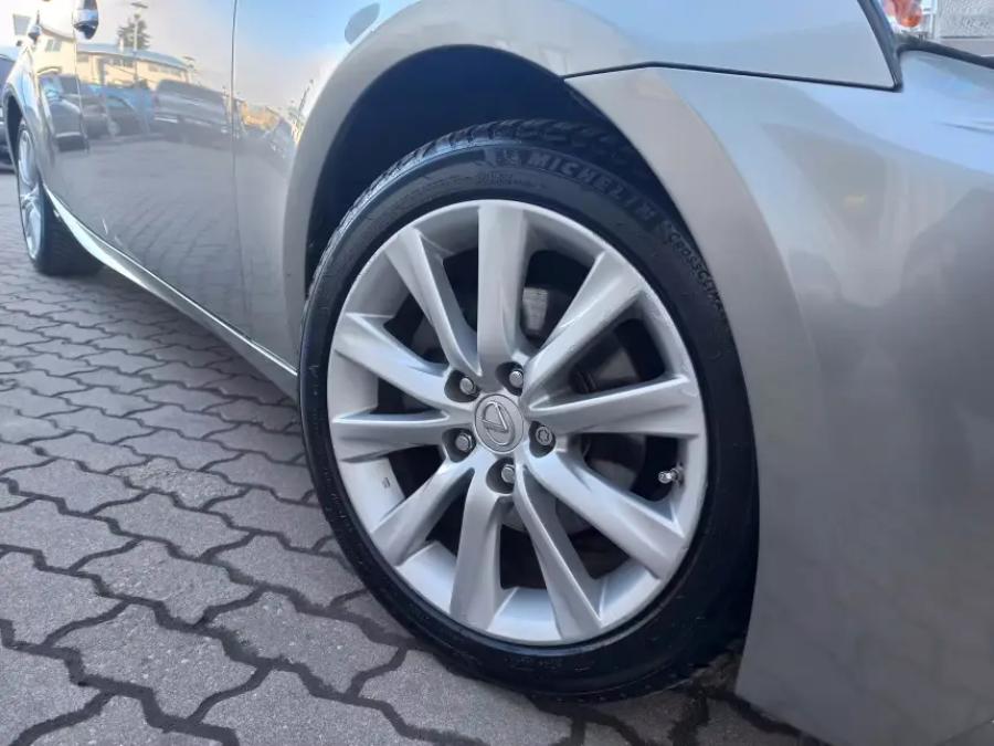 Grey Lexus IS 2014 in Riga, with an engine capacity of 2.50 L and mileage of 180 thousand km for 12490 €, photo 11 on AUTOMOTO.COM.LV