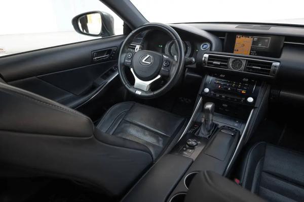 Grey Lexus IS 2014 in Jelgava, with an engine capacity of 2.50 L and mileage of 316 thousand km for 13900 €, photo 7 on AUTOMOTO.COM.LV
