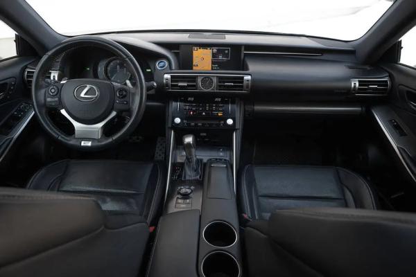 Grey Lexus IS 2014 in Jelgava, with an engine capacity of 2.50 L and mileage of 316 thousand km for 13900 €, photo 8 on AUTOMOTO.COM.LV
