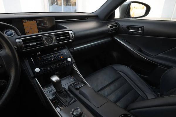 Grey Lexus IS 2014 in Jelgava, with an engine capacity of 2.50 L and mileage of 316 thousand km for 13900 €, photo 9 on AUTOMOTO.COM.LV