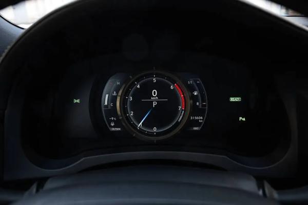 Grey Lexus IS 2014 in Jelgava, with an engine capacity of 2.50 L and mileage of 316 thousand km for 13900 €, photo 10 on AUTOMOTO.COM.LV
