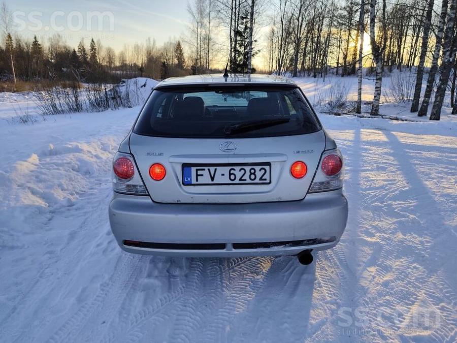 Lexus IS 2003 in Cesis, with an engine capacity of 2.00 L and mileage of 352 thousand km for 2250 €, photo 4 on AUTOMOTO.COM.LV
